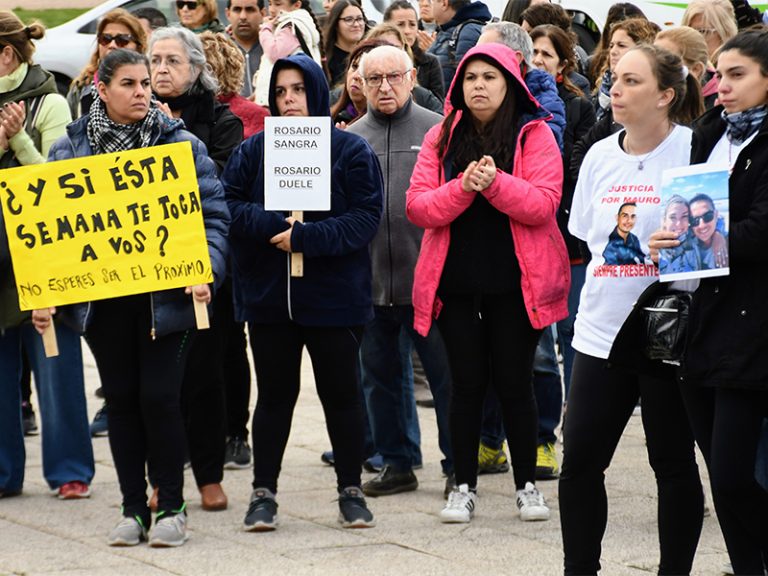Familiares de víctimas reclamaron justicia y un alto a la violencia en el Monumento a la Bandera ...