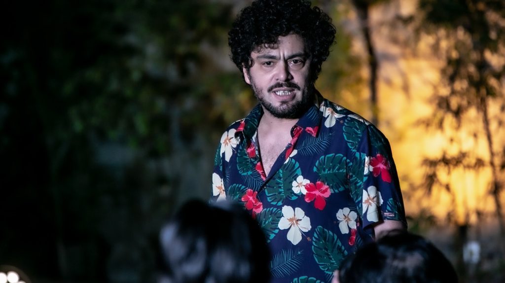 El actor Alberto Ajaka interpela a la platea, convertido en un kamikaze ...